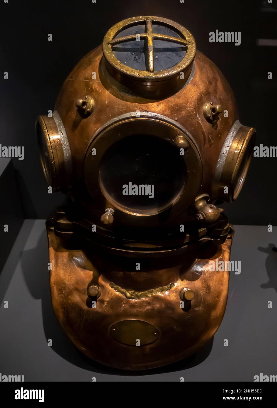 Diving helmet, UK - copper. 1945 Stock Photo - Alamy
