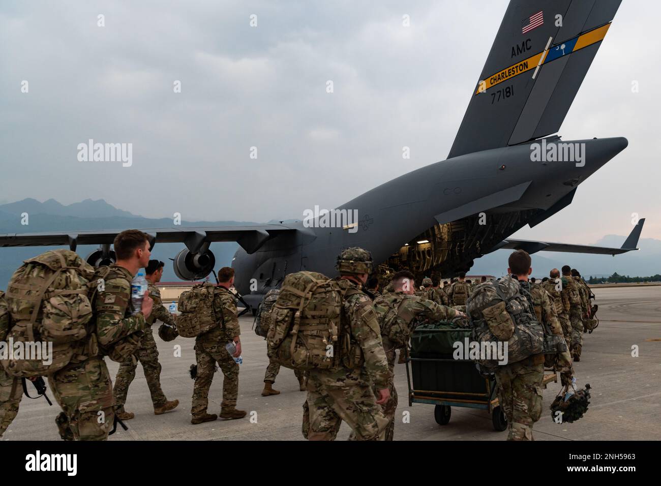 U.S. Army paratroopers with 1st Battalion, 503rd Airborne Infantry ...