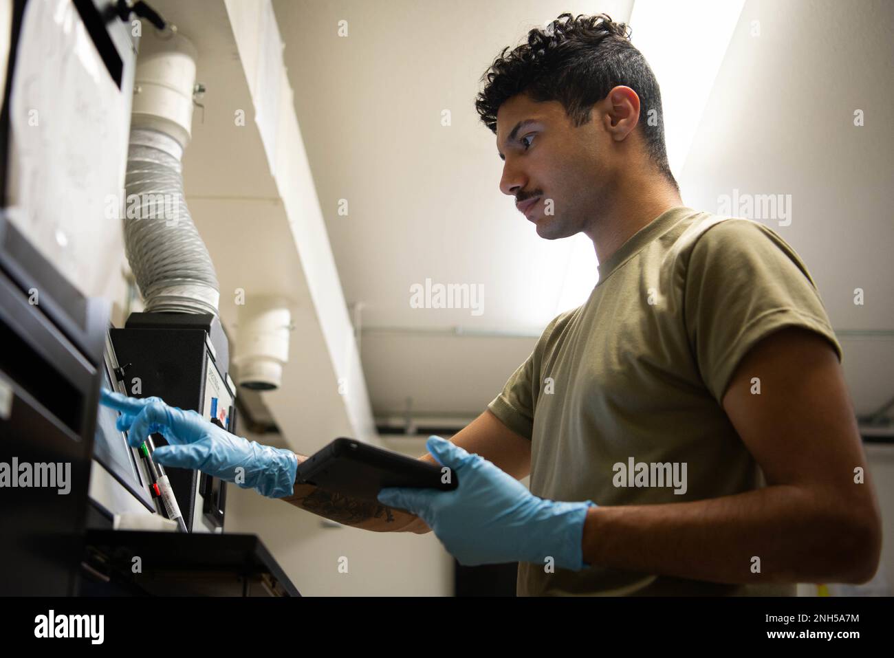 Non destructive maintenance hi-res stock photography and images - Alamy