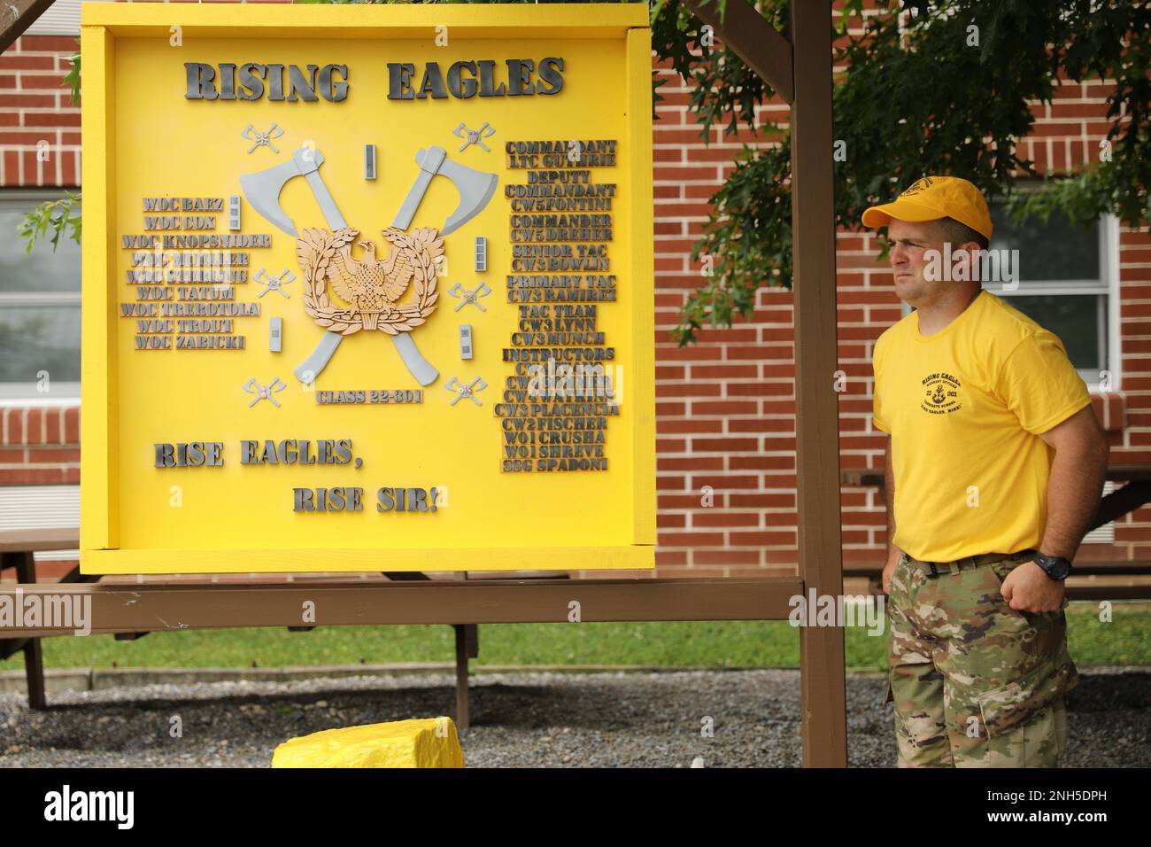 Warrant Officer Candidate Creighton Knopsnider unveils the class sign ...