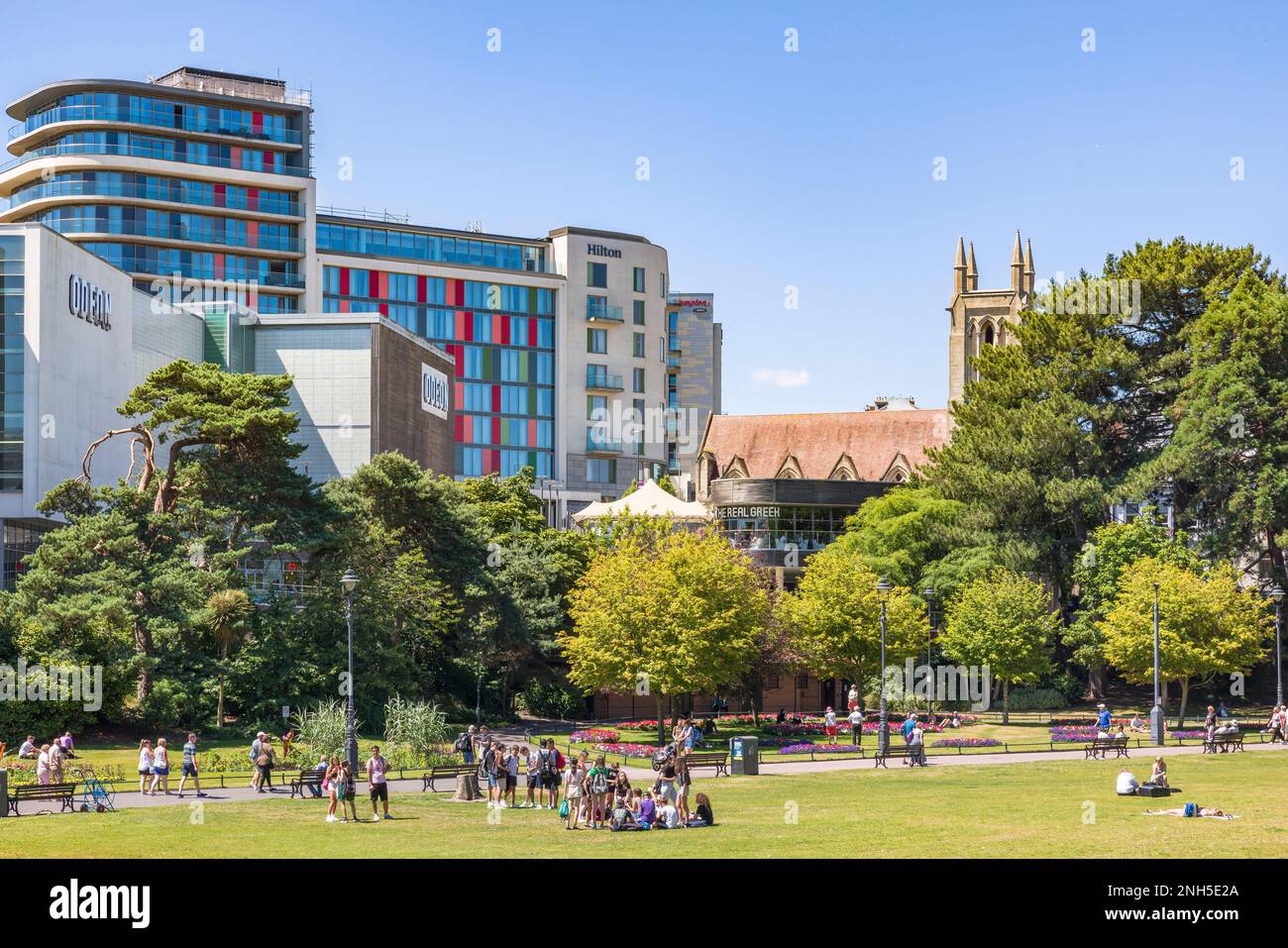 BOURNEMOUTH, UK - July 08, 2022. Urban green spaces. Tourists in city ...