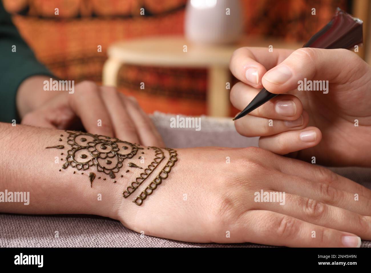 Master making henna tattoo on hand, closeup. Traditional mehndi Stock ...