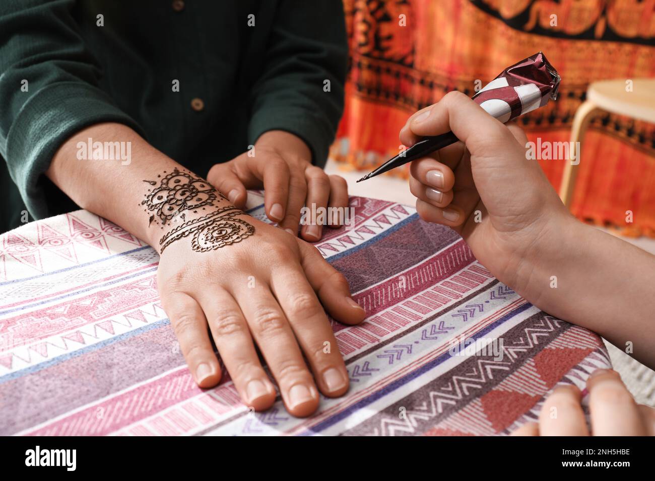 Master making henna tattoo on hand, closeup. Traditional mehndi Stock ...