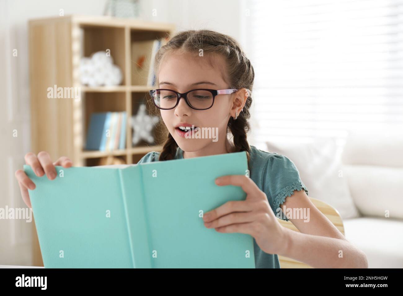Tween girl reading book hi-res stock photography and images - Alamy
