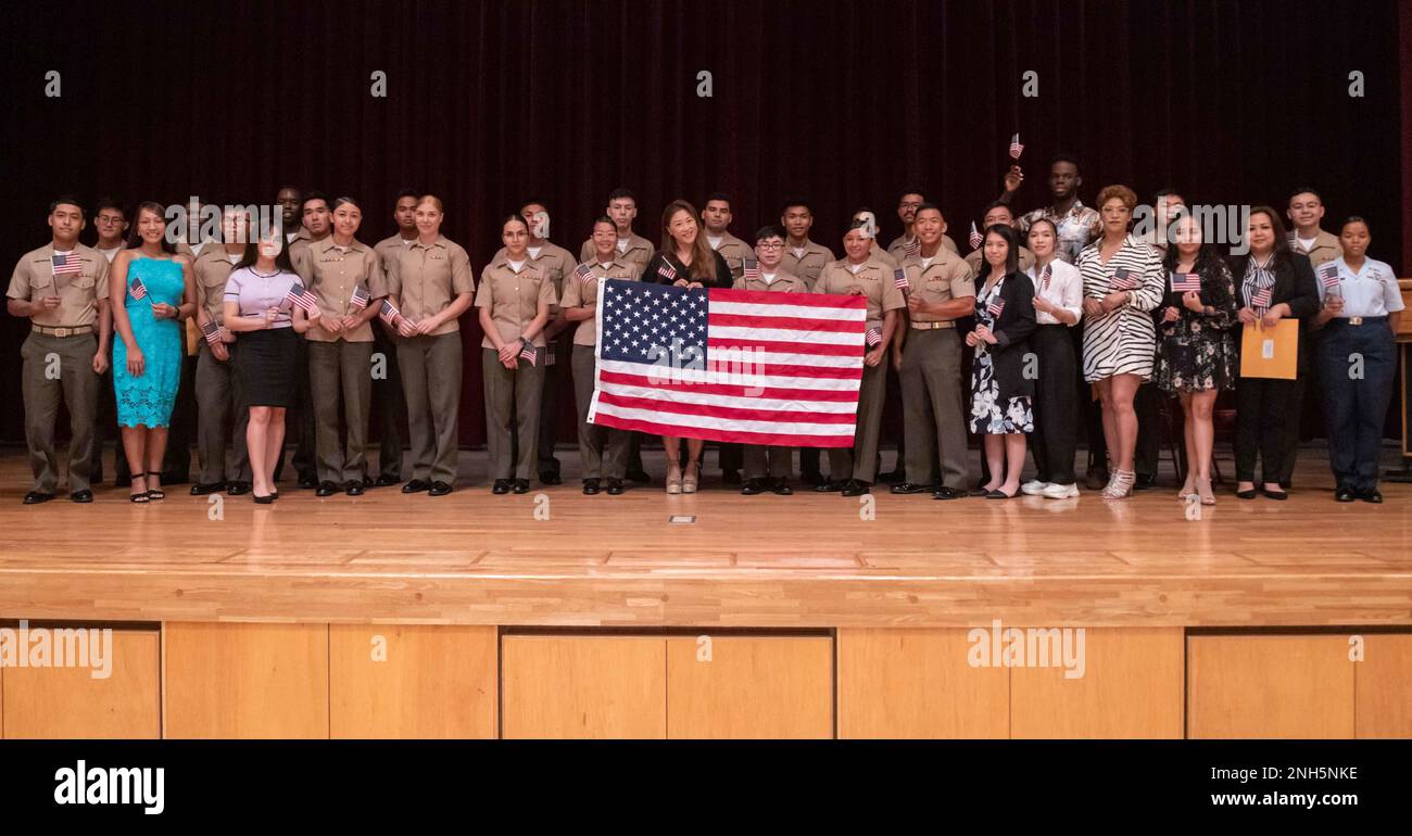 Newly naturalized U.S. citizens pose for a group photo following a ...