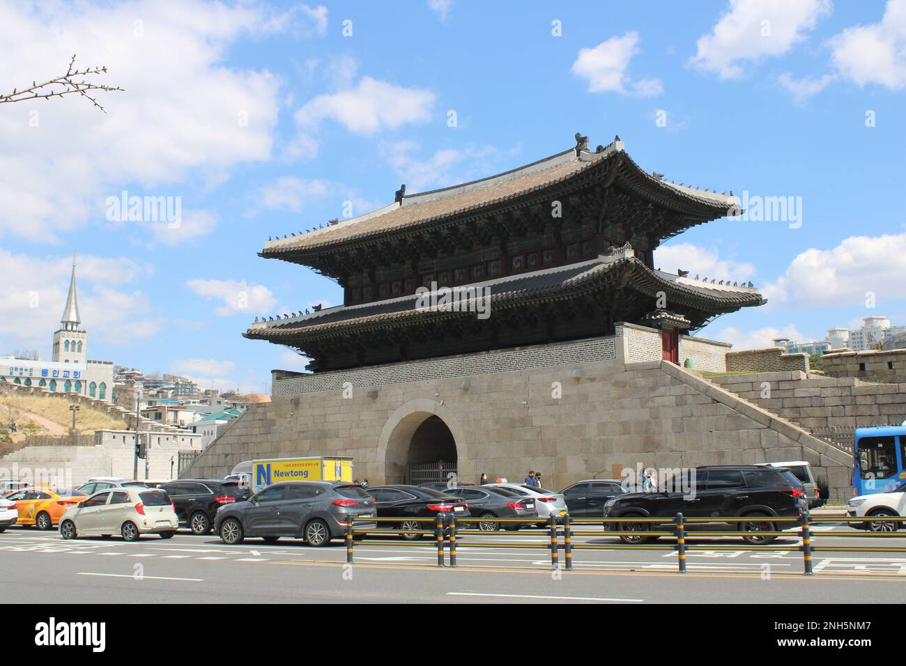 Korean gate hi-res stock photography and images - Alamy