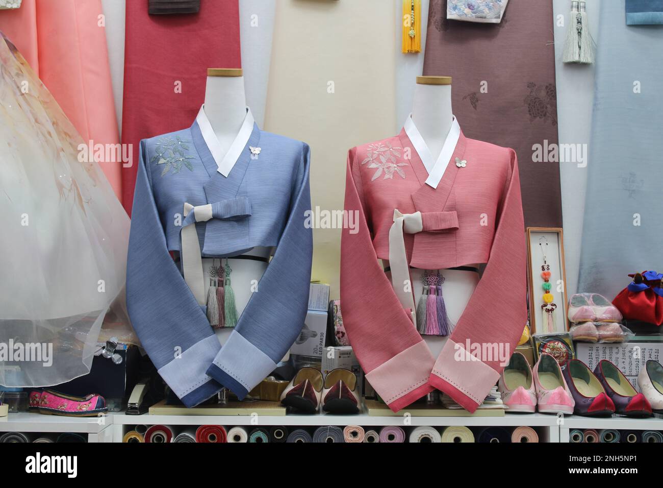 Hanbok lifestyle hi-res stock photography and images - Alamy