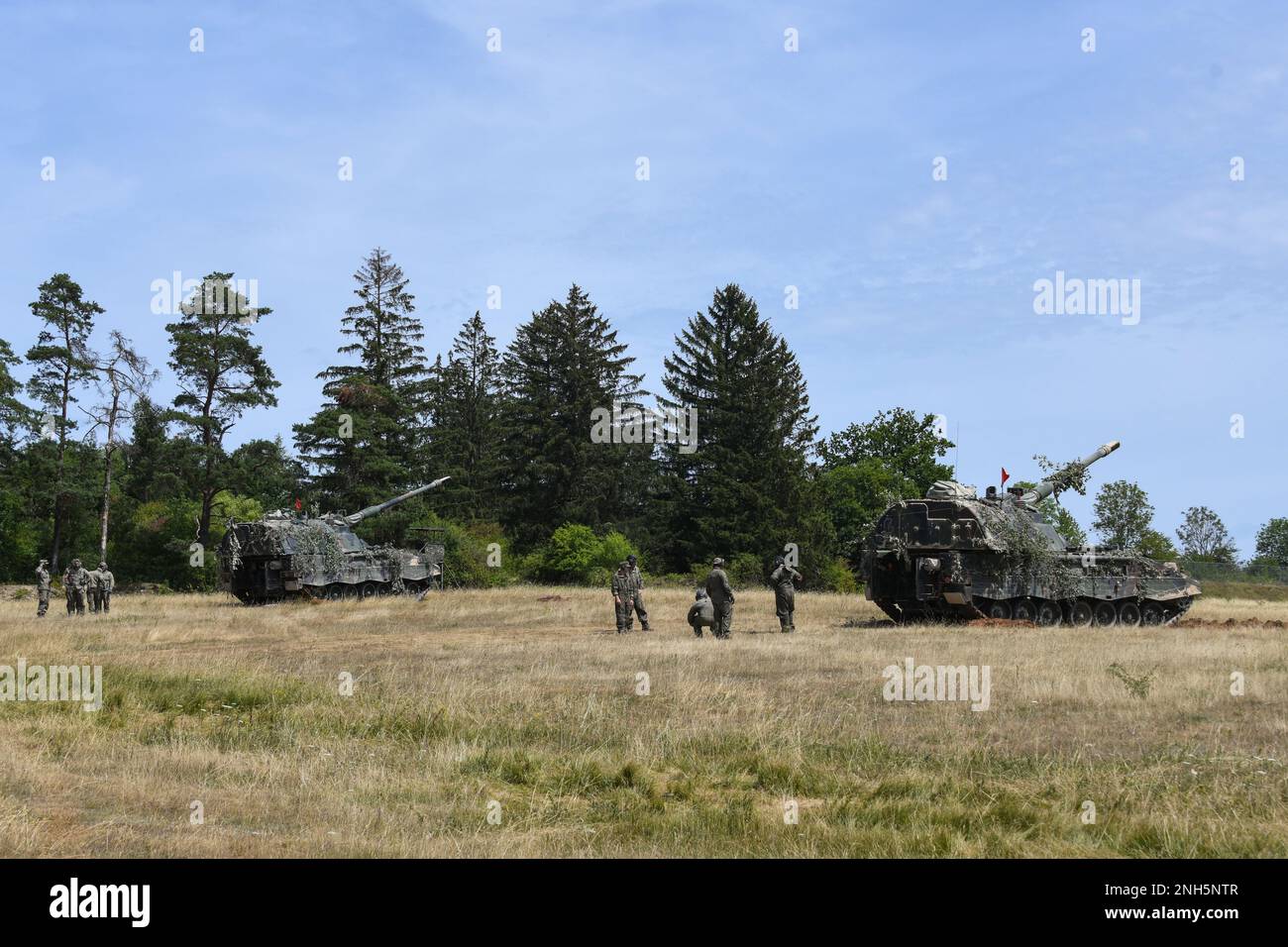 German soldiers with 4th Battery, 131st Artillery Battalion get ready ...