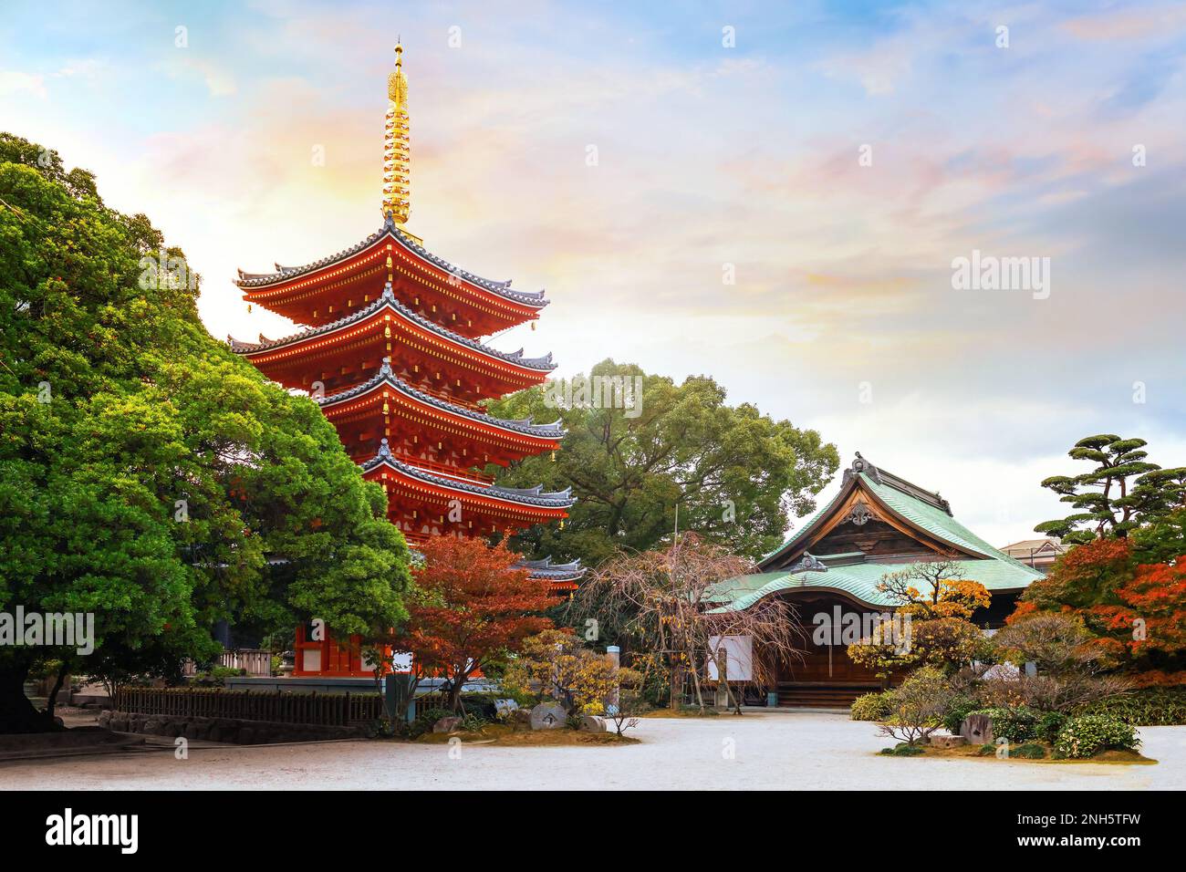 Garden temple fukuoka kyushu japan hi-res stock photography and images ...