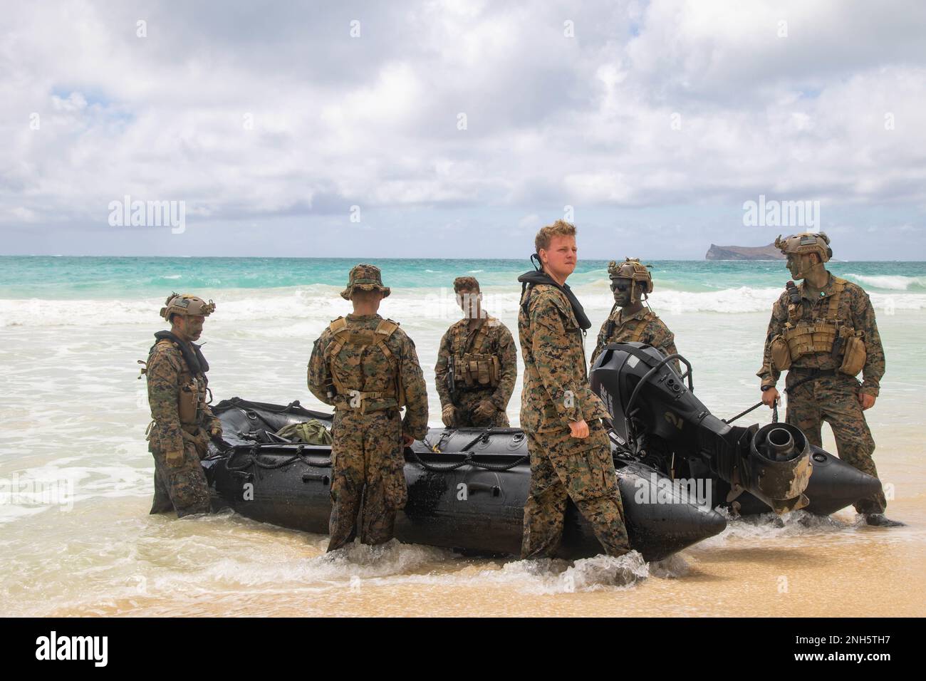 MARINE CORPS TRAINING AREA BELLOWS, Hawaii (July 18, 2022) U.S. Marines ...