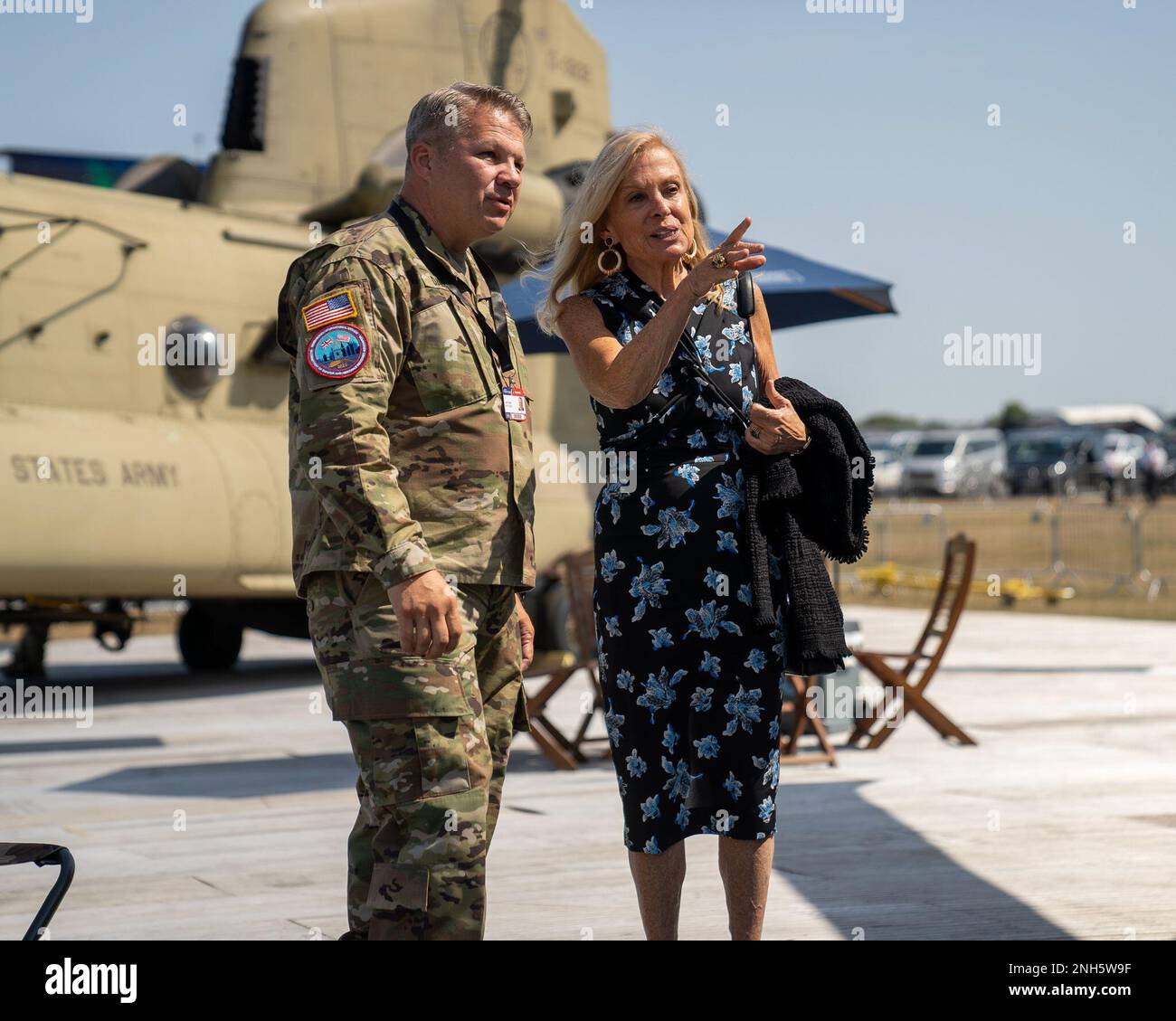 Chief Warrant Officer 4 Keith Davids, AH-64D Apache Longbow helicopter ...