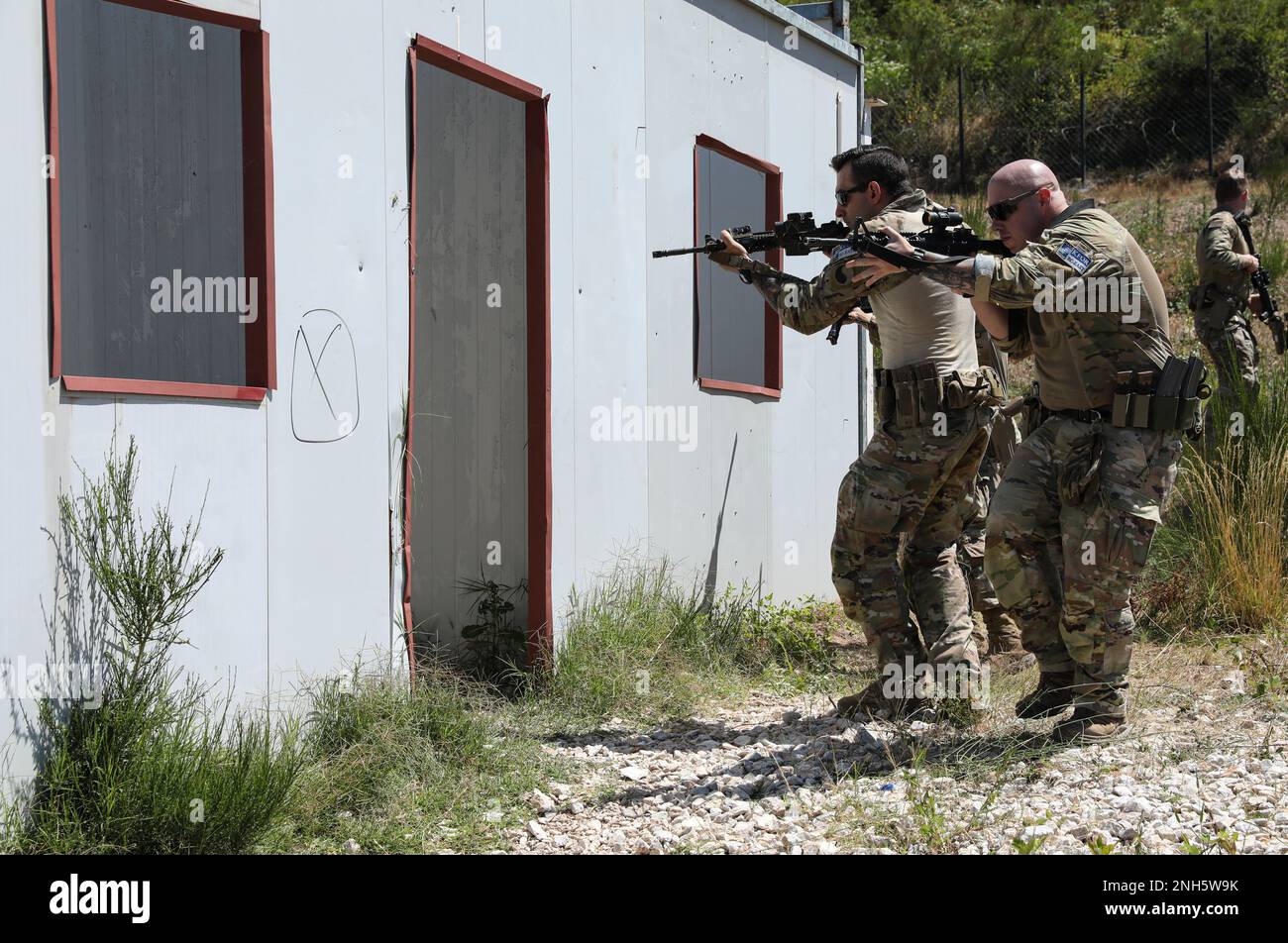 Soldiers with Charlie Company 1st Battalion 149th Infantry conduct ...