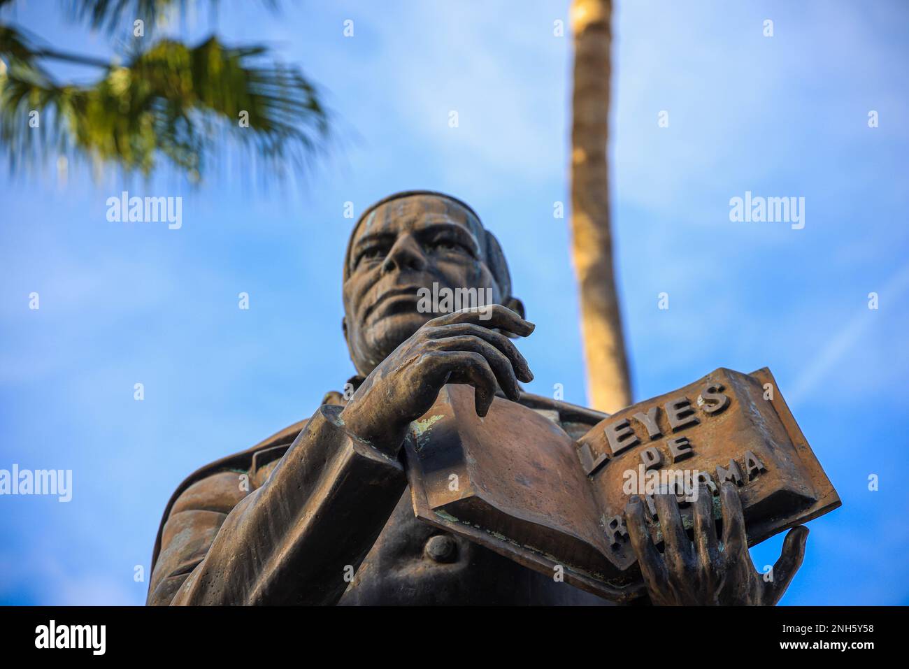 Estatua benito juárez hi-res stock photography and images - Alamy