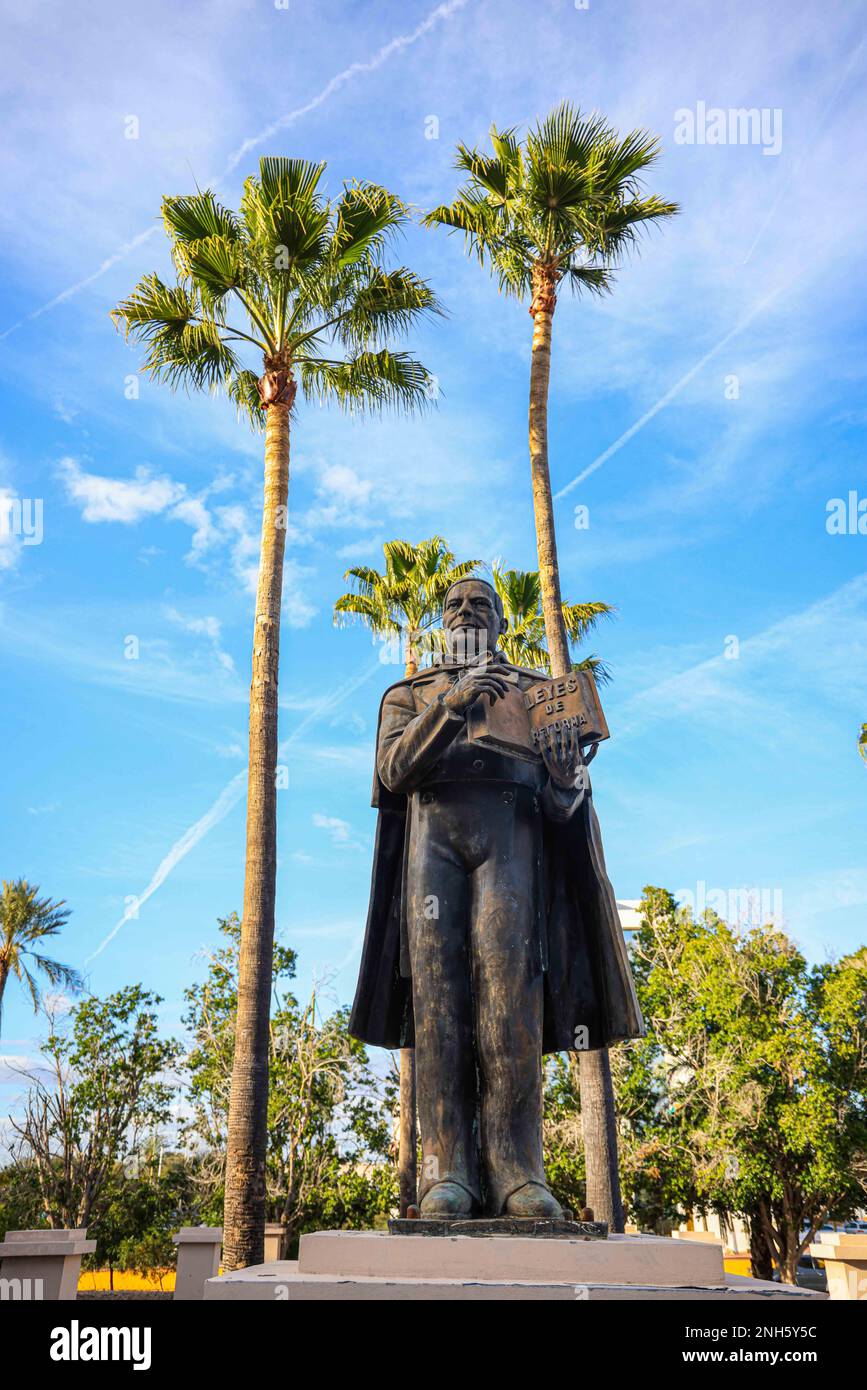 Estatua benito juárez hi-res stock photography and images - Alamy