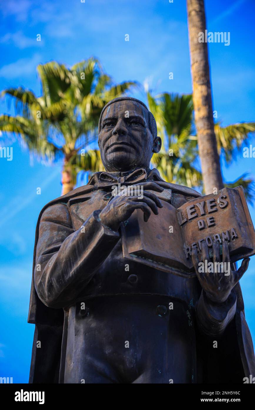 Estatua benito juárez hi-res stock photography and images - Alamy