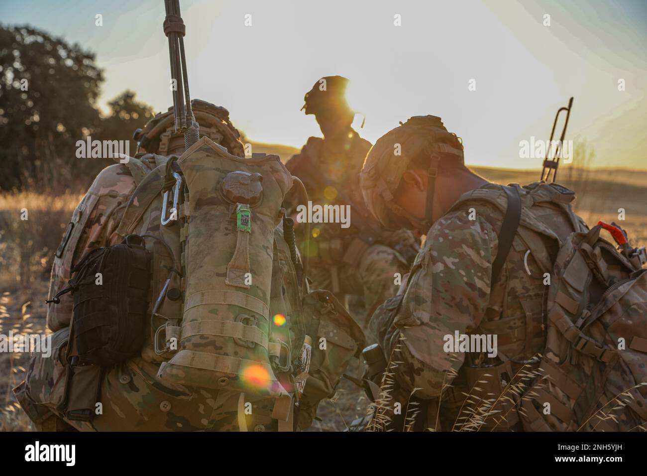 Arizona Army National Guard Soldiers assigned to Alpha Company, 1st ...
