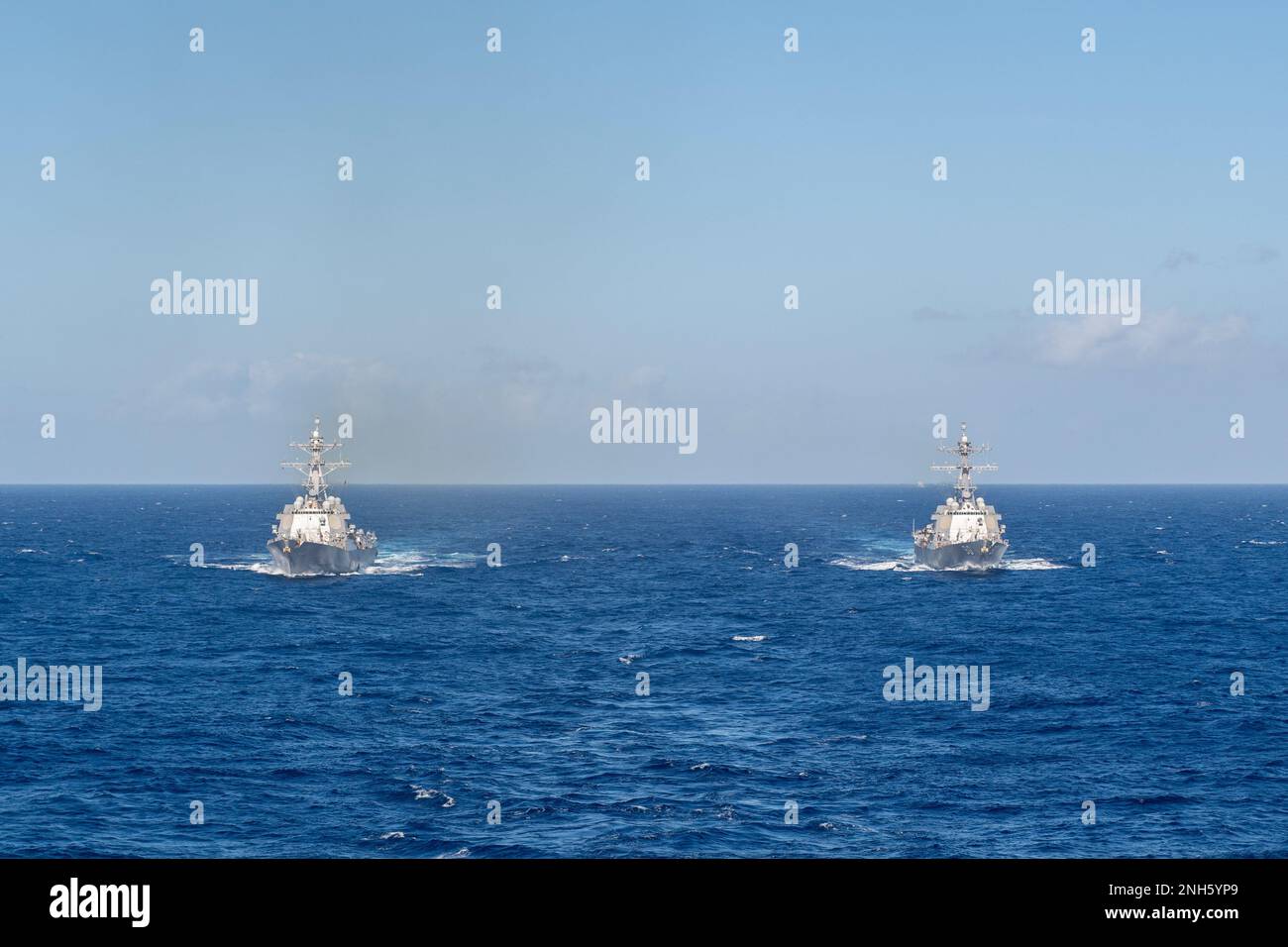 220718-N-MR124-1003 PACIFIC OCEAN (July 18, 2022) Arleigh Burke-class ...