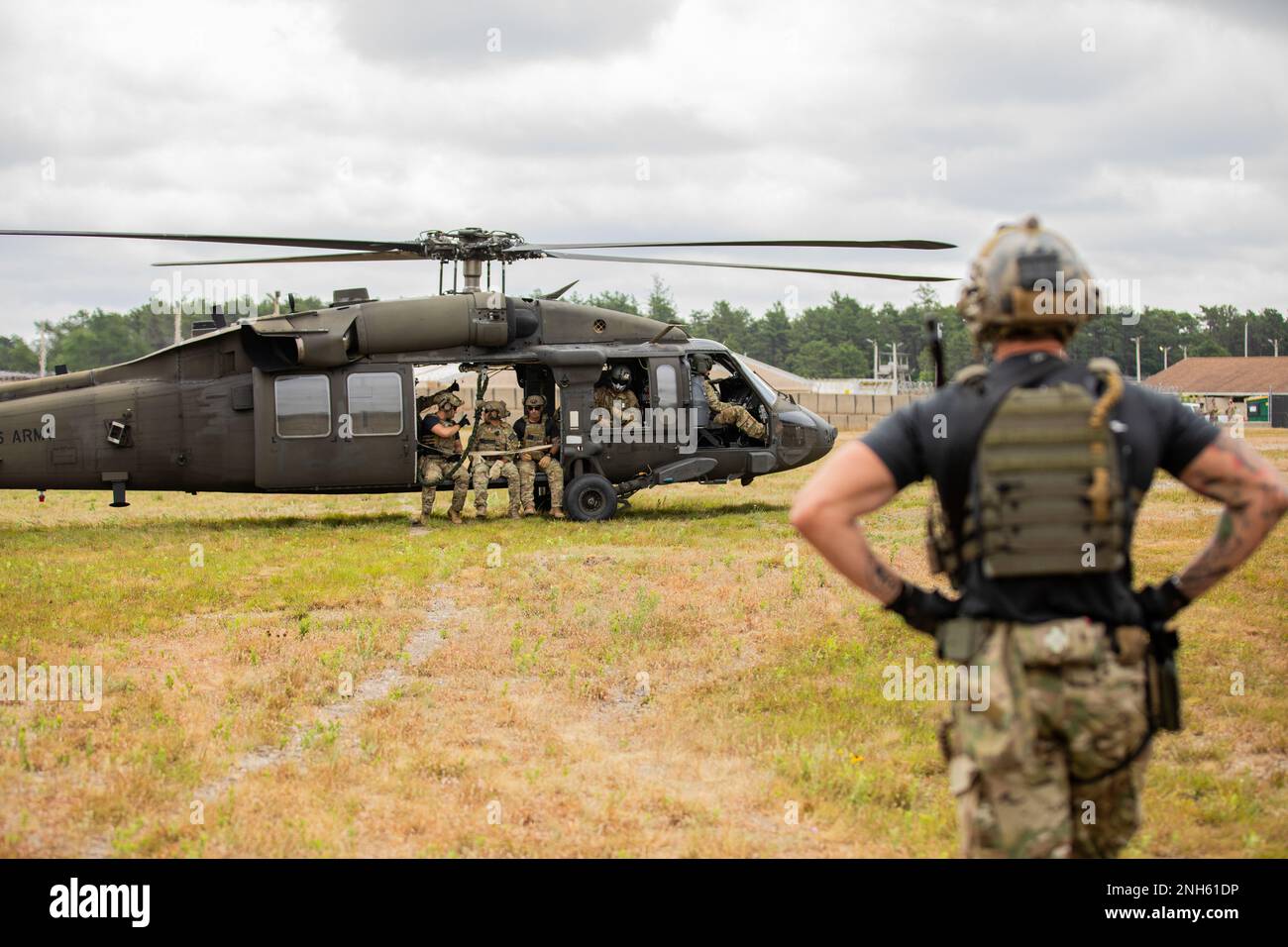 U.S. Army Special Operations Soldiers conduct fast rope insertion ...