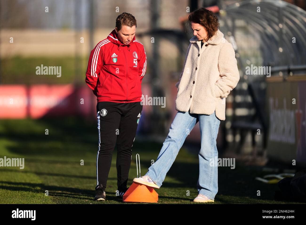 Rotterdam - (l-r) Head Coach Jessica Torny of Feyenoord V1, Manon Melis ...