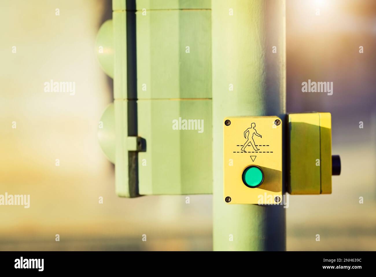 Safe to cross. a pedestrian crossing button on a traffic light Stock ...