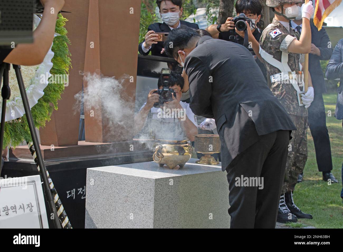 Daejeon mayor Lee Jang-woo burns incense at the Monument for Patriotic ...