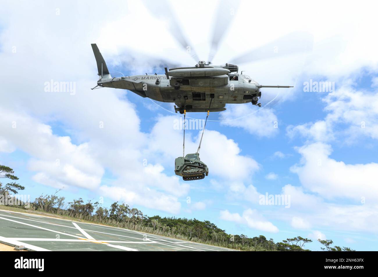 A U.S. Marine Corps CH-53E Super Stallion with Marine Heavy Helicopter ...