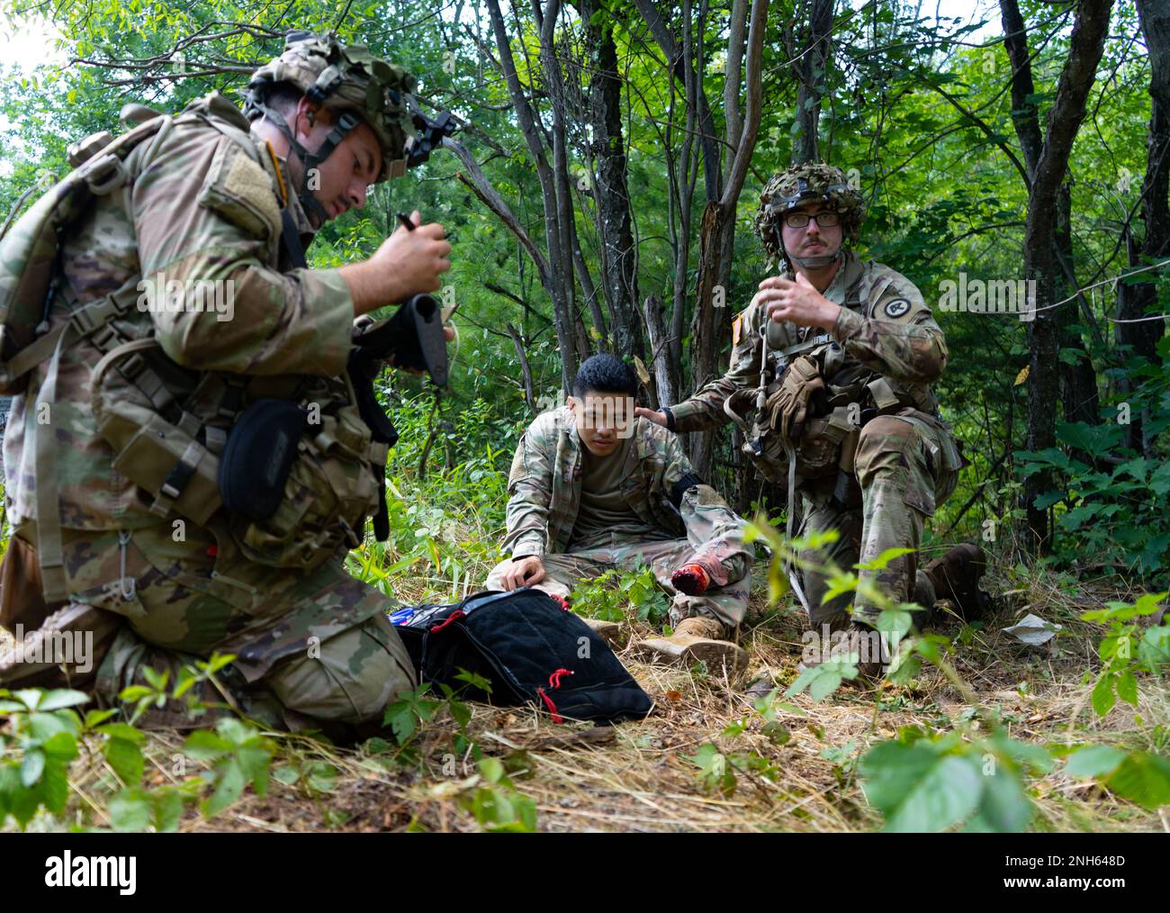 Army trained first aid hi-res stock photography and images - Alamy