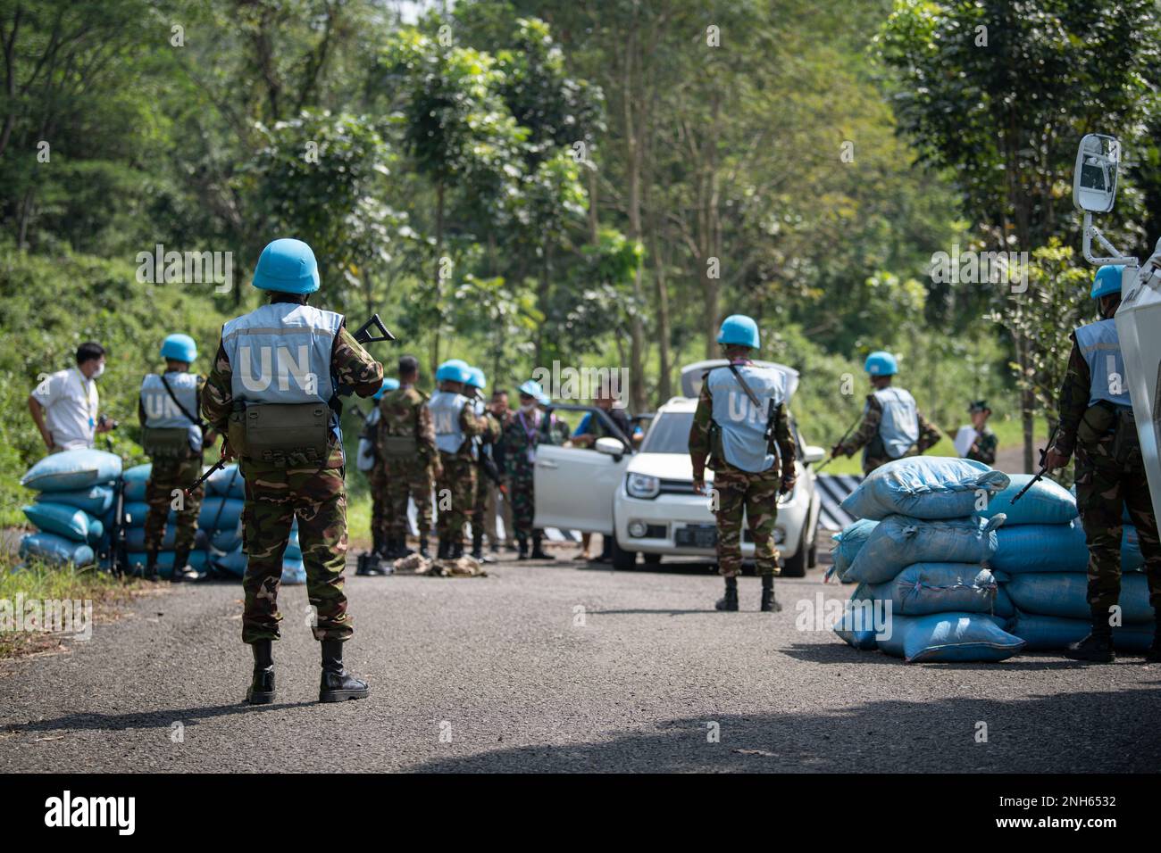Bangladesh Army soldiers conduct checkpoint training during exercise ...