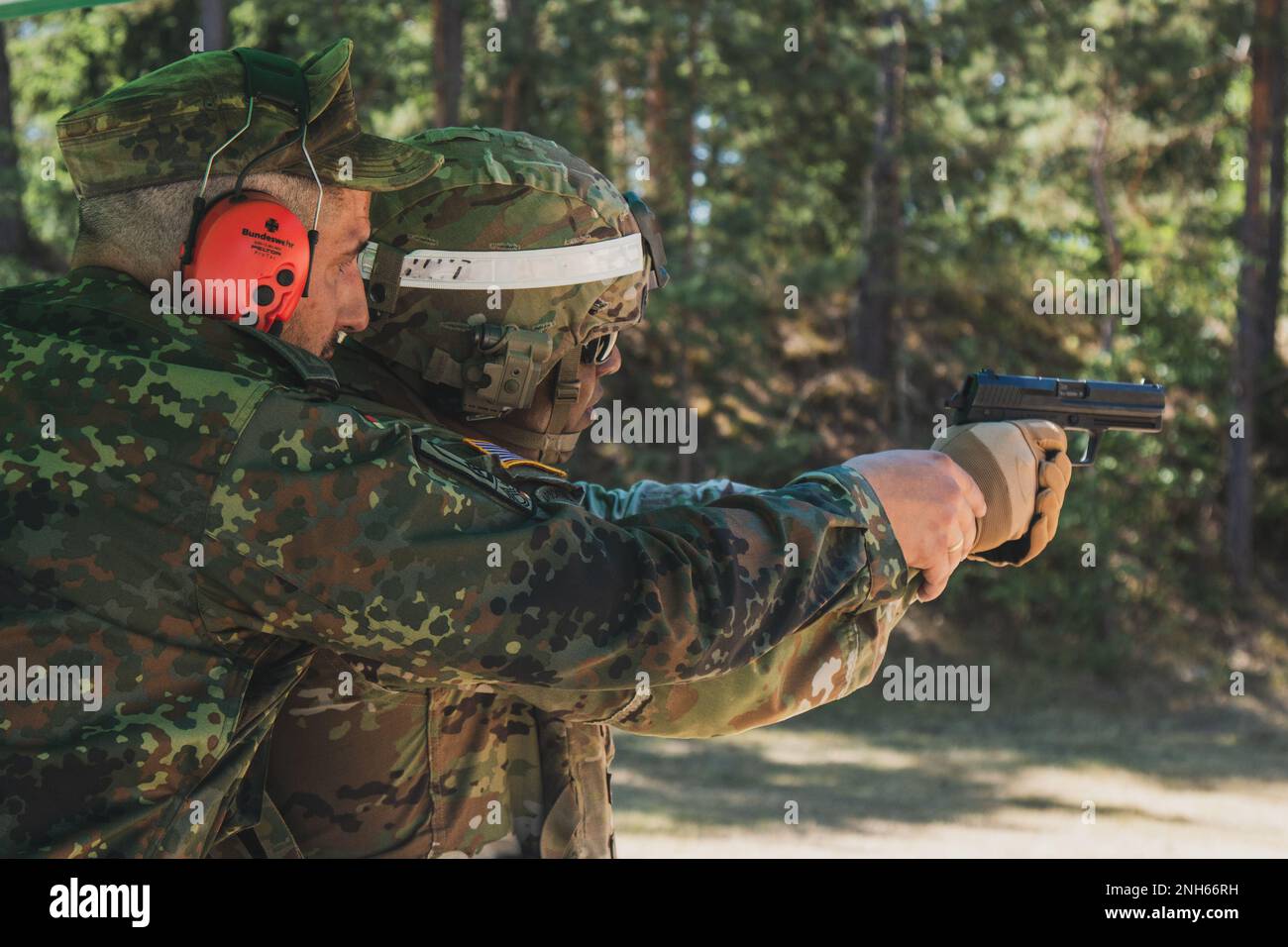 U.S. Soldiers shoot for the German Armed Forces Badge of Marksmanship ...