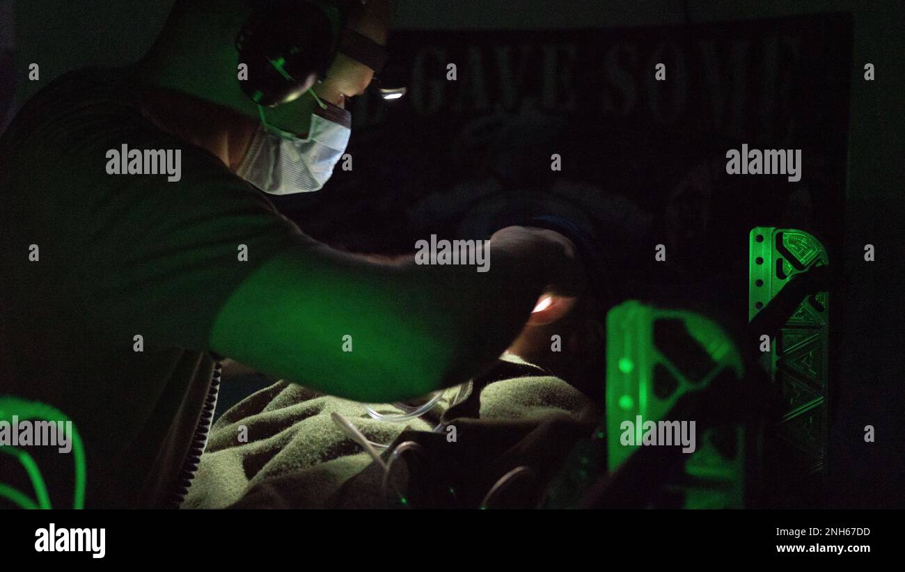 711 HPW Aeromedical Students take part in CCATT Simulation Training AFRL Stock Photo - Alamy