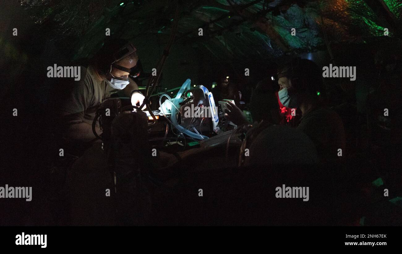 711 HPW Aeromedical Students take part in CCATT Simulation Training AFRL Stock Photo - Alamy