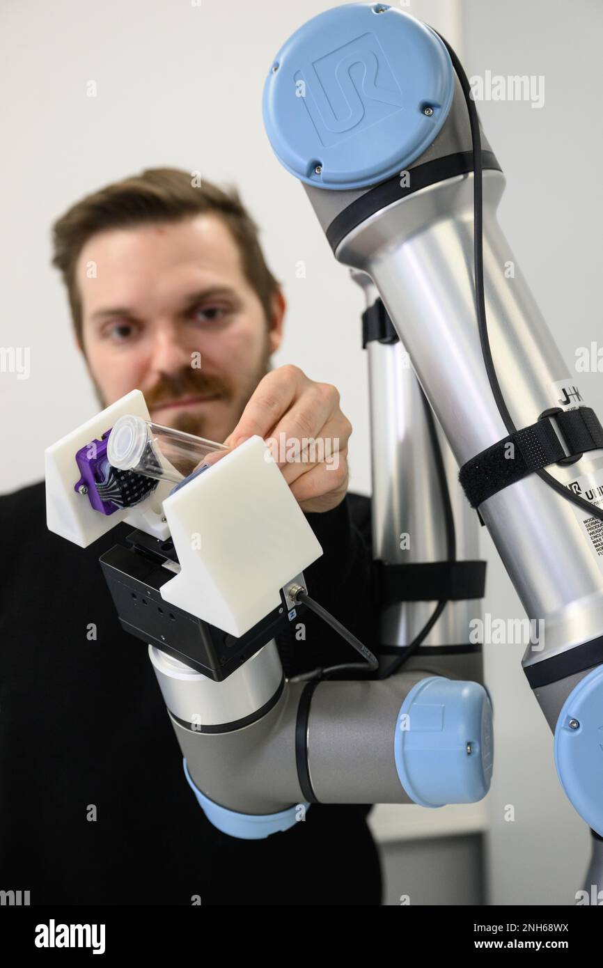 Robot gripper hi-res stock photography and images - Alamy