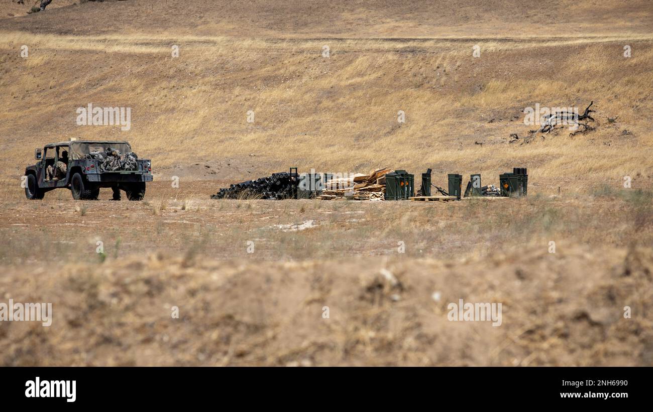 Arizona Army National Guard Soldiers assigned to Headquarters and ...
