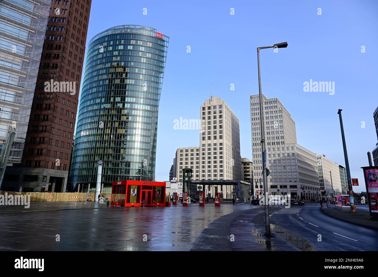 Potsdamer platz mit db hochhaus hi-res stock photography and images - Alamy