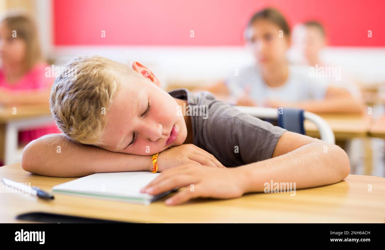 Kids sleeping classroom hi-res stock photography and images - Alamy