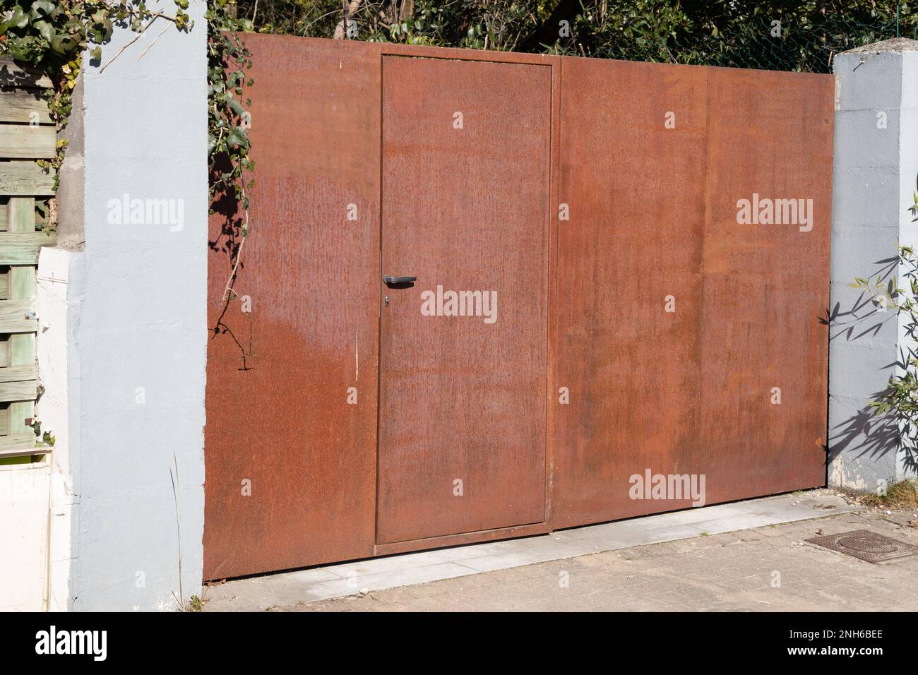 high door rust old metal gate house rusty portal of suburb home Stock ...