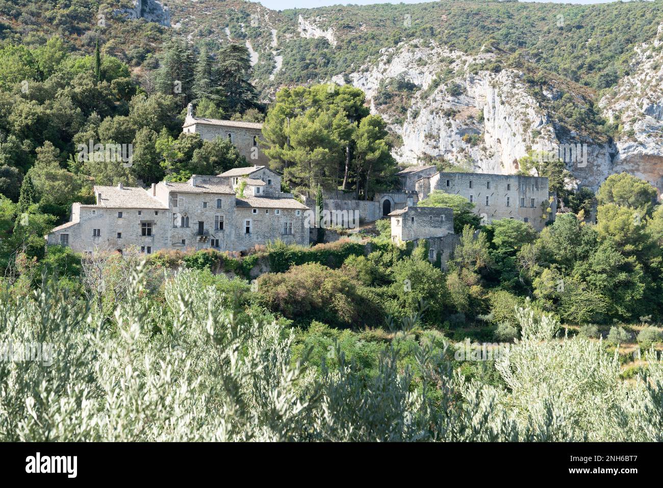 Oppède-Le-Vieux village perched on a cliff in Luberon Vaucluse france ...