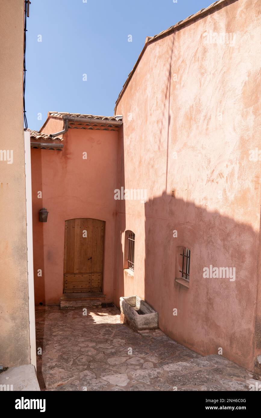 Roussillon ochre coloured alley village house buildings in France Stock ...