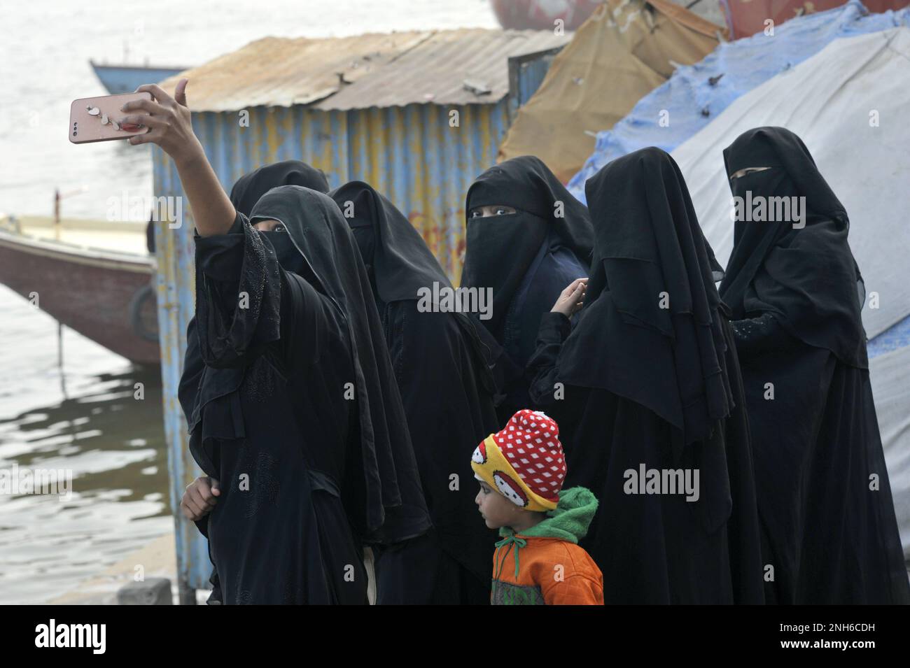 INDIA. VARANASI. (BENARES) MUSLIMS WOMEN IN BURKA ARE TAKING A ...