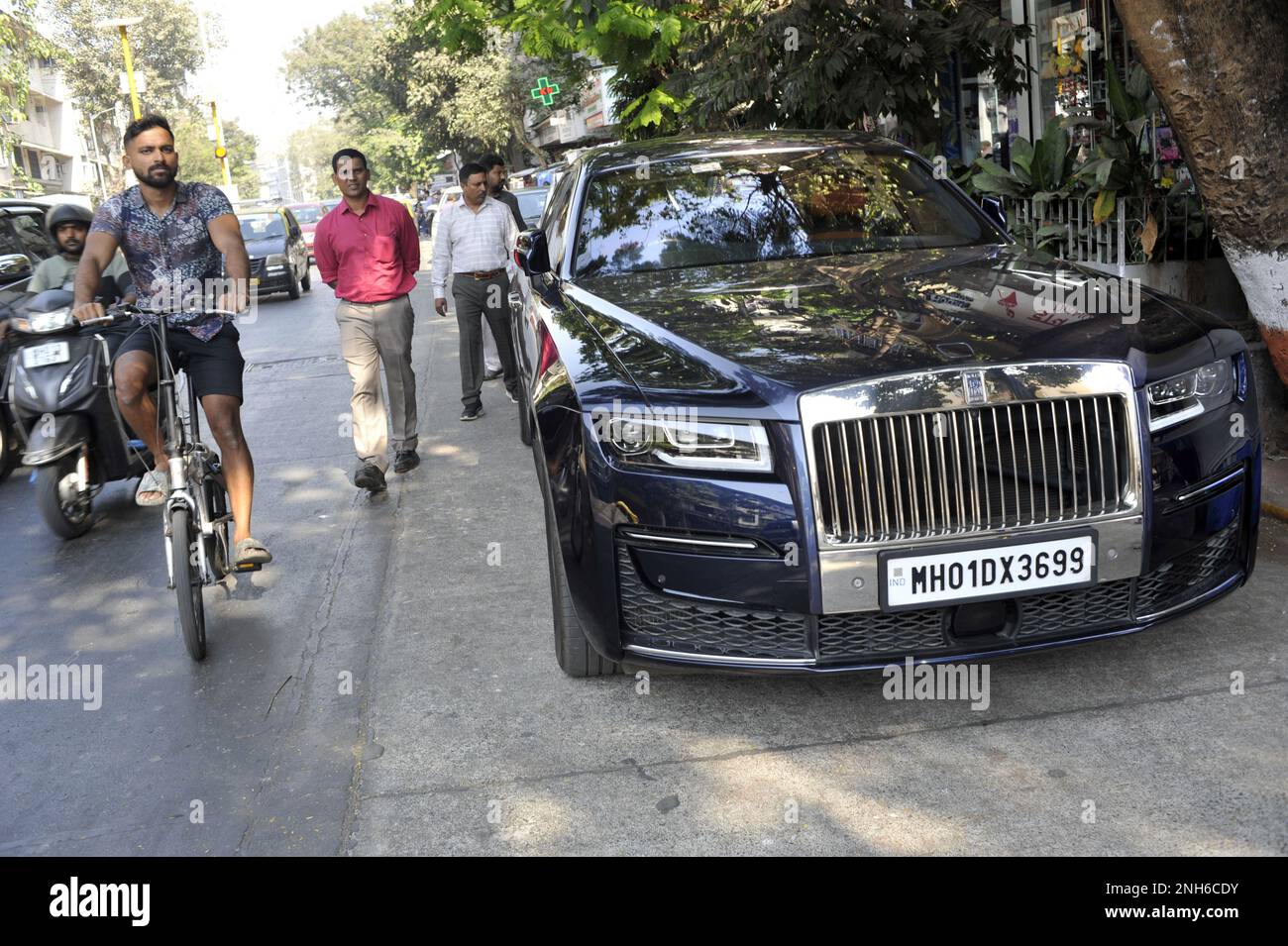 INDIA. MUMBAI. (BOMBAY) COLABA DISTRICT. A ROLLS ROYCE Stock Photo - Alamy