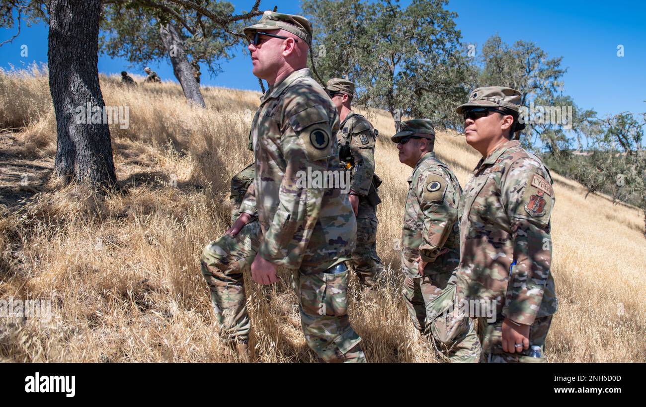 Hawaii Army National Guard command team observes a platoon-level ...