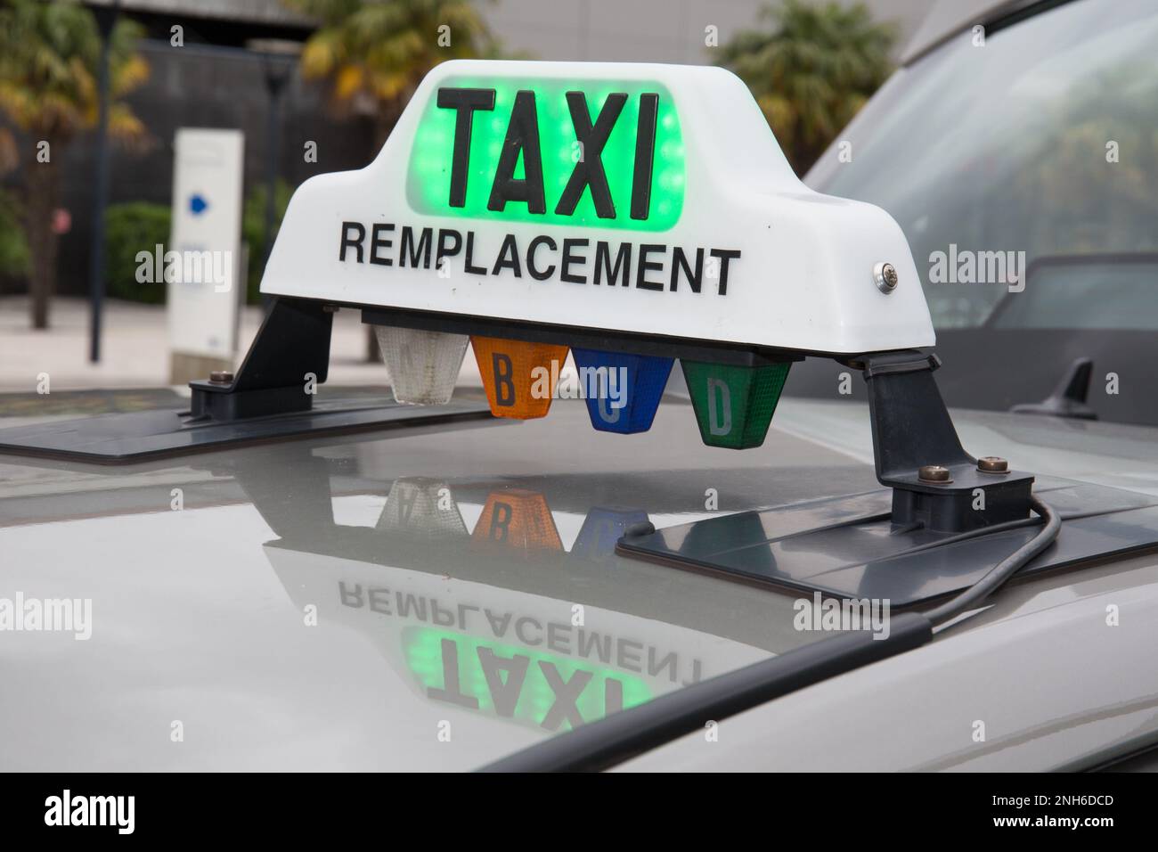 Glowing taxi sign hi-res stock photography and images - Alamy