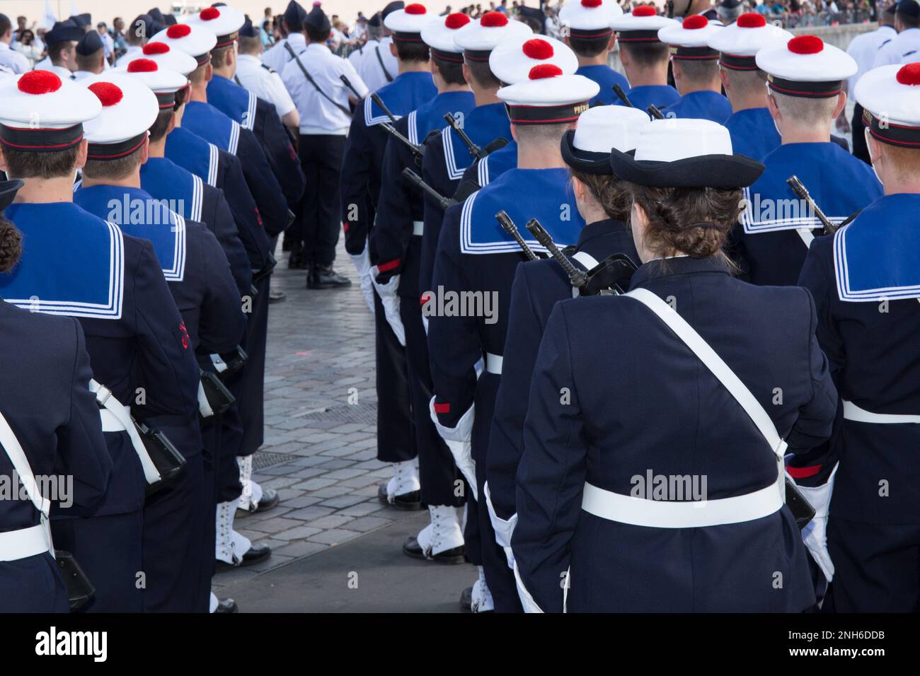 Standing in a row uniform parade hi-res stock photography and images ...