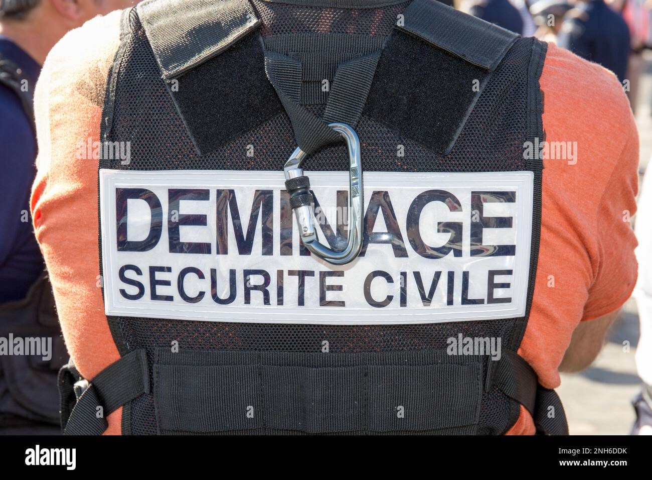 Back of the explosive policeman, mine-clearing Stock Photo - Alamy