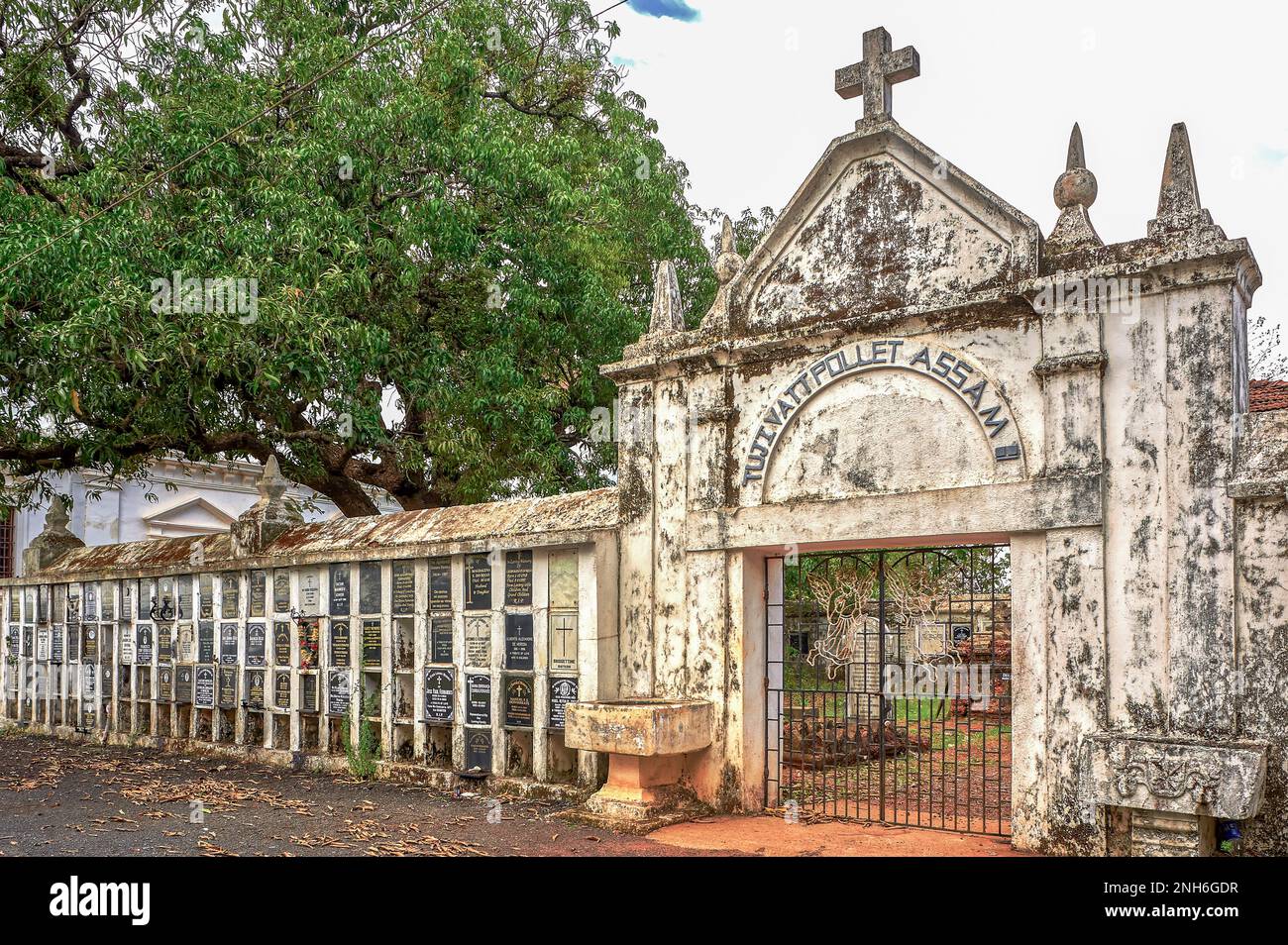 06 09 2009 Vintae Cemetery Graveyard In Our Lady Of Compassion Church ...