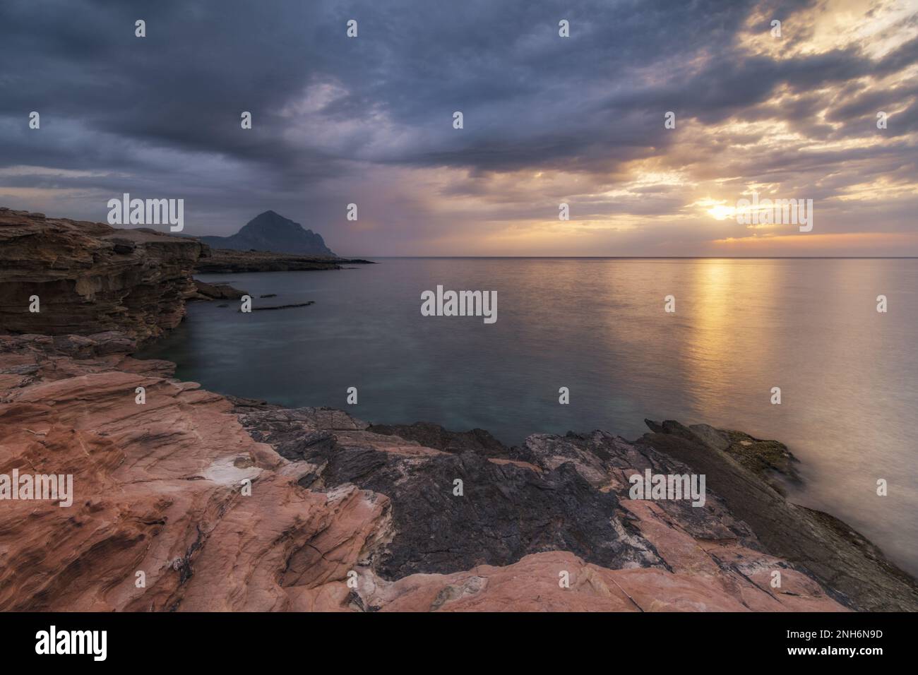 Red rock cliff sunset hi-res stock photography and images - Alamy