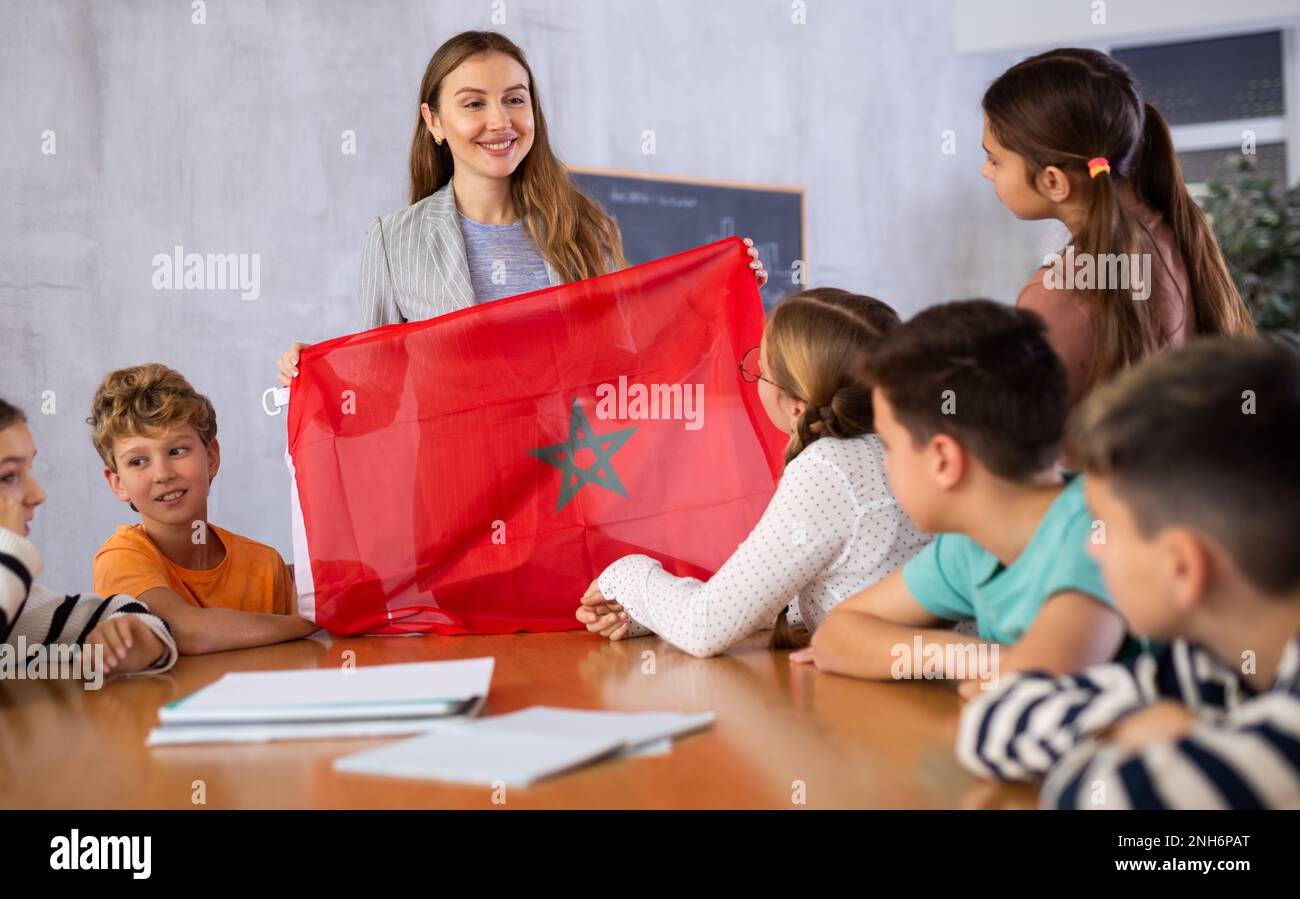 Teacher with flag of Morocco tells story of the emergence of state ...