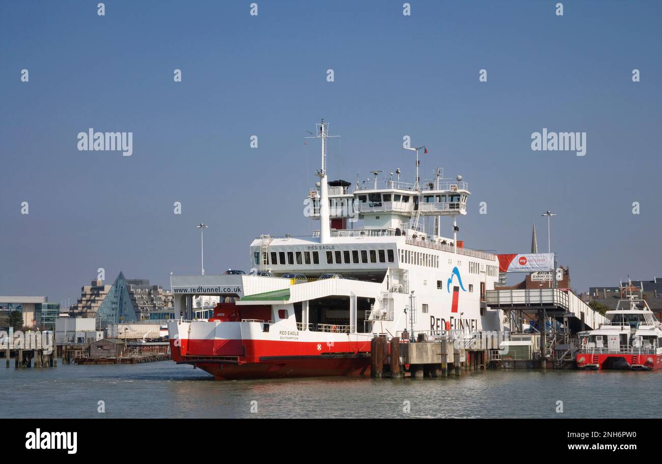Red funnel southampton docks hi-res stock photography and images - Alamy