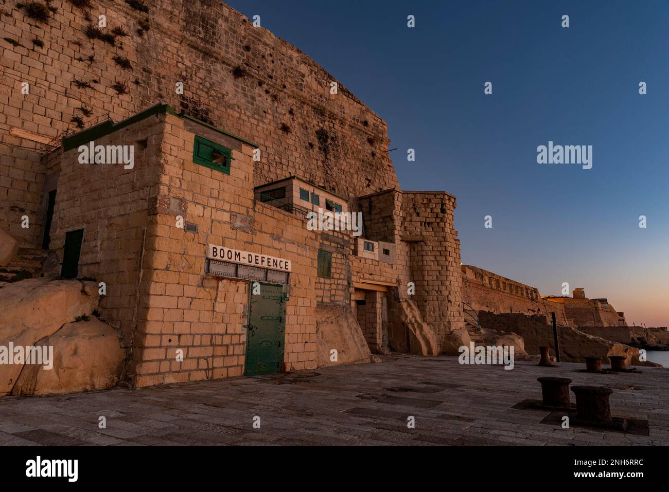 Defence bollards hi-res stock photography and images - Alamy