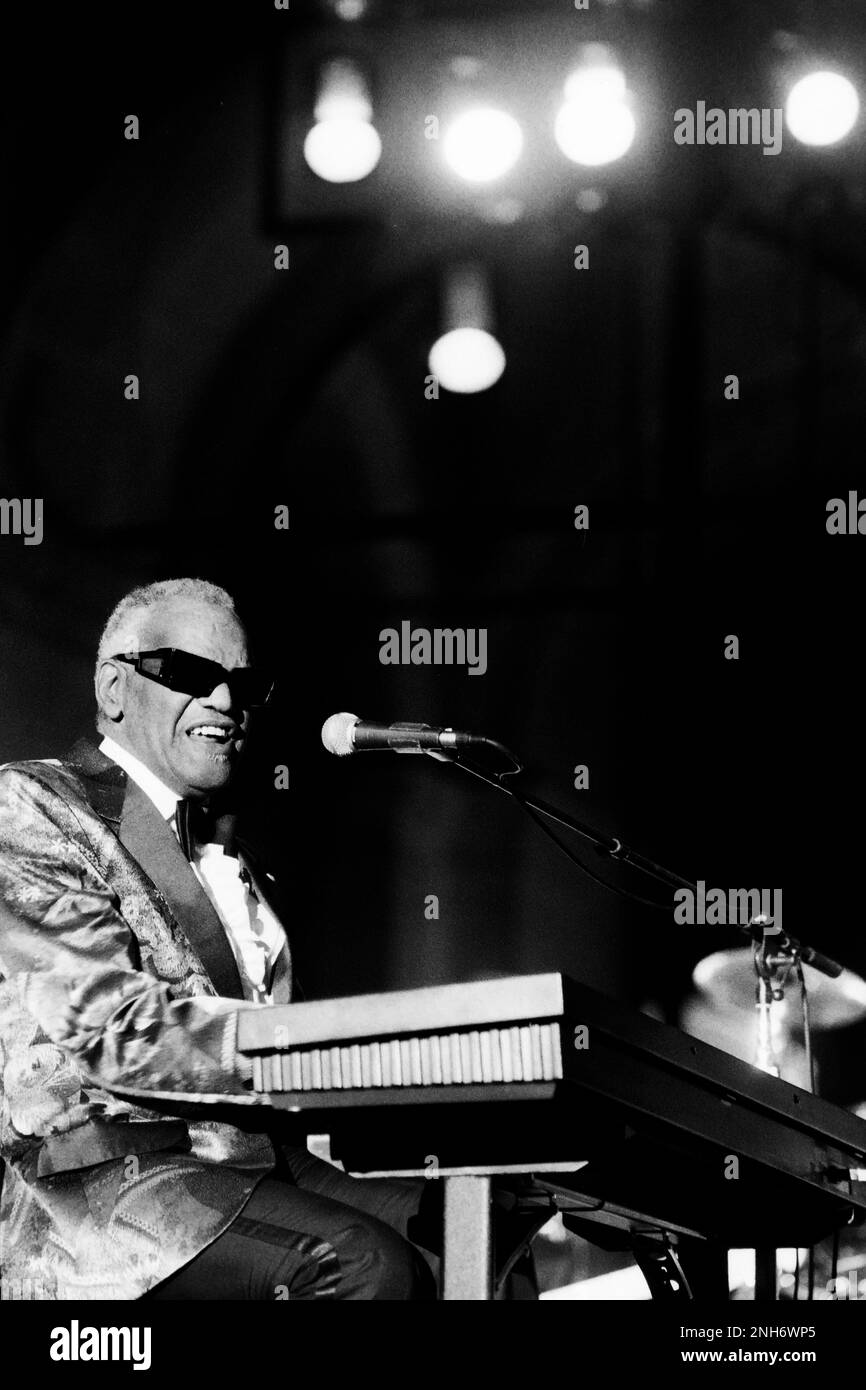 Archives 90ies; American singer and musician Ray Charles performs at ...